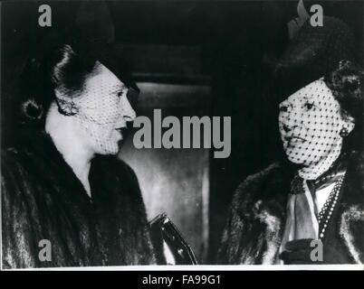 Lady Thelma Furness (l) and her twin sister Gloria Vanderbilt arrive at ...