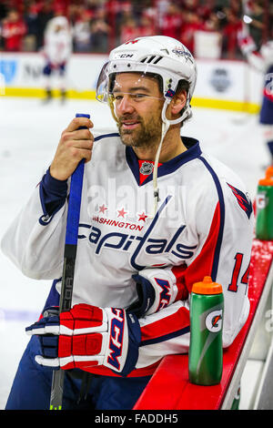 Carolina Hurricanes right wing Justin Williams (14) in the second ...