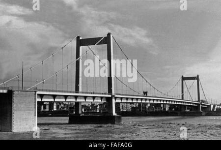 Die Adolf-Hitler-Brücke (später: Rodenkirchener Brücke) im Süden von ...