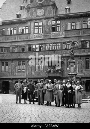 Reisegruppe der Heimatfreunde Köln vor dem Hotel Urnerhof in Flüelen ...