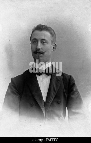 Porträt eines Mannes beim Fotografen, Deutschland 1900er Jahre ...