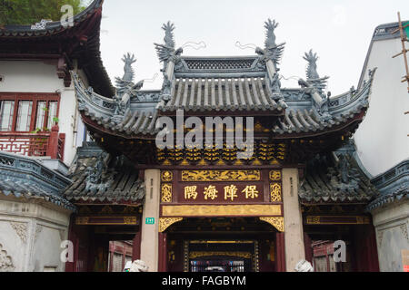 City God Temple of Shanghai (China). Paifang in the main entrance Stock Photo - Alamy