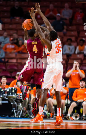 Florida State guard Dwayne Bacon (4) talks to forward Jonathan Isaac (1 ...