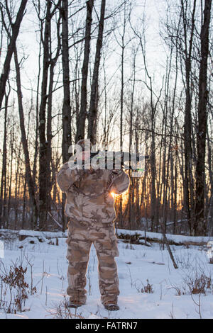 Crossbow hunter taking aim Stock Photo - Alamy