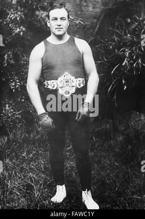 Old boxing gloves for the 20th century Stock Photo: 128904593 - Alamy