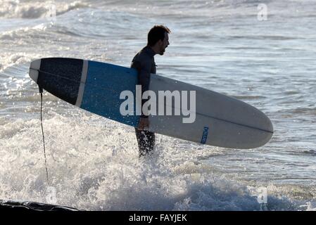 Surfing in the the sunshine at Kimmeridge Bay in Dorset, Britain, UK ...