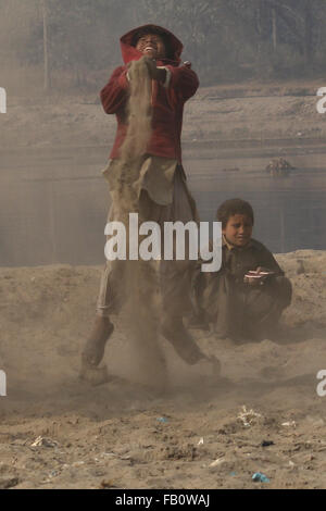 Lahore, Pakistan. 07th Jan, 2016. Pakistani gypsy children playing at ...