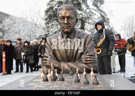Chess player bronze statue by Paul Helzer, Vogel Plaza, Medford, Oregon ...
