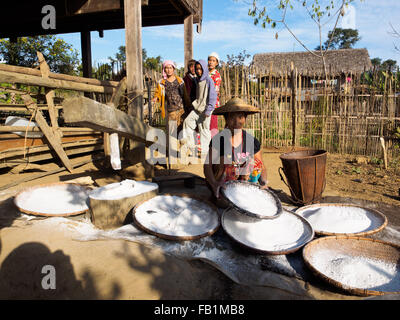 Lisu people pounding rice with wooden mortar Stock Photo - Alamy