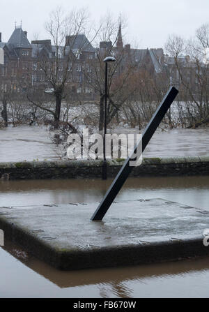 Perth, River Tay looking to Tay Street in the town centre Stock Photo ...