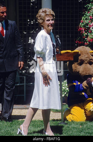 First lady Nancy Reagan visits with dancers Mikhail Baryshnikov, left ...