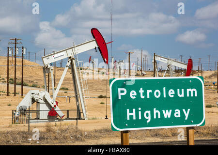 A sign in the Kern River oilfield in Oildale, Bakersfield Stock Photo ...