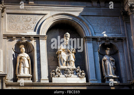 Statue in an alcove on the wall of the Louvre in the Cour Carrée Paris ...