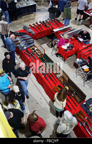 Mobile, ALABAMA, USA. 9th Jan, 2016. People look at firearms during the ...