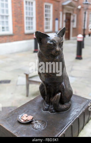 statue of hodge the cat dr Johnson Stock Photo - Alamy
