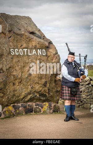 GB - SCOTLAND: Piper playing the bagpipes Stock Photo - Alamy