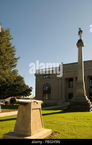 Statue at the Historic Lee County Courthouse in Tupelo, Mississippi ...