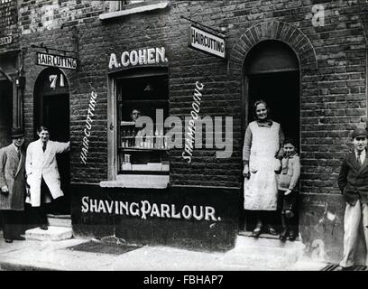 1925 - London In The Twenties: Street scene in Penny fields, East ...
