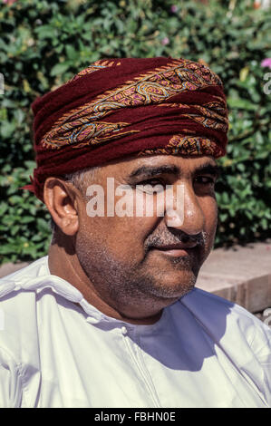 An Omani man wearing a traditional turban and Dishdasha Stock Photo - Alamy