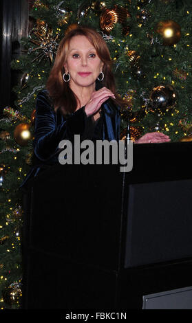 Marlo Thomas and Zac Posen light up the Empire State Building in lime ...