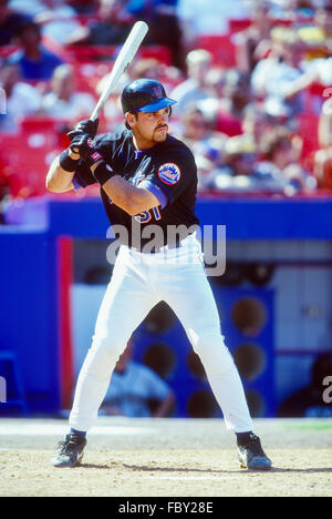 New York Mets batter Mike Piazza, left, confronts New York Yankees ...