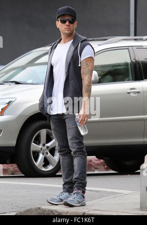 Ryan Phillippe shows of his sleeved tattoos as he heads back to his car ...