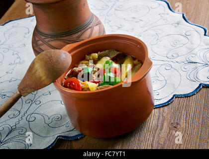 Kuzu guvec - Turkish dish of lamb with vegetables Stock Photo - Alamy