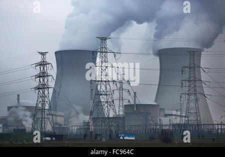 Antwerpen, Belgium. 20th Jan, 2016. Steam rises from the cooling towers ...