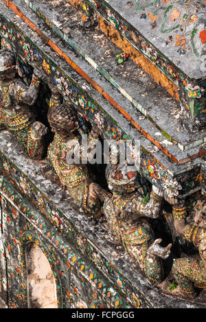 Demon Guardian statues decorating the Buddhist temple Wat Arun in ...