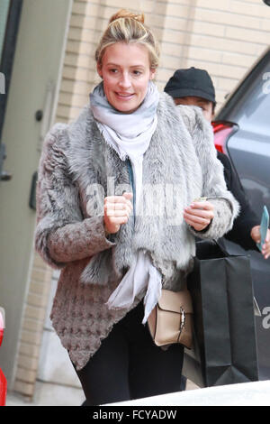 Pregnant Cat Deeley out on last minute christmas shopping at Barneys in ...
