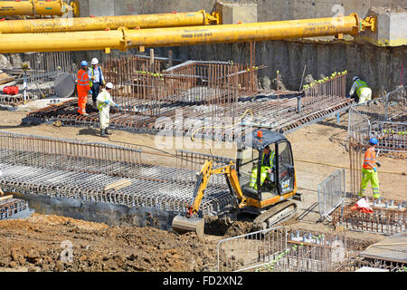 Steel struts in construction work Stock Photo - Alamy