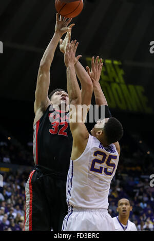 Georgia forward Mike Edwards (32) is defended by Tennessee forward ...