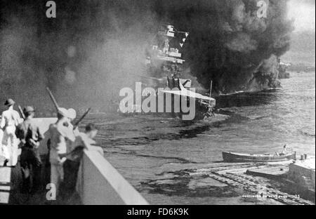 Burning battleship in Pearl Harbor on 12/07/1941 Stock Photo - Alamy