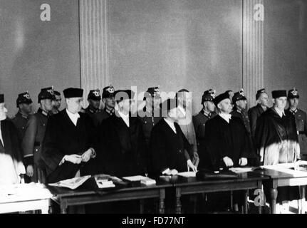 Erwin von Witzleben on trial in front of the People's Court Stock Photo ...