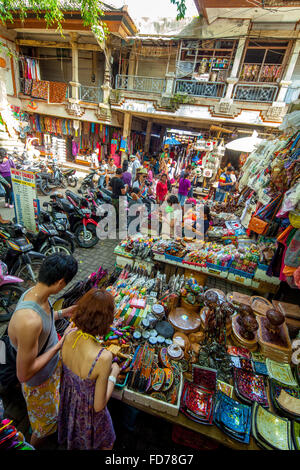Weekly market in Ubud with tourists and visitors, market day, Street ...