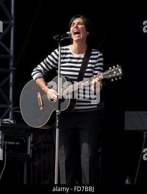 Texas and lead singer Sharleen Spiteri play the Pyramid stage - Friday ...