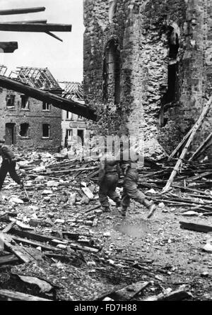 German assault gun crew on their tank, 1941 Stock Photo - Alamy