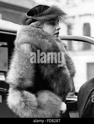 Barbara Hutton Heiress And Socialite 01 June 1957 **WARNING** This ...