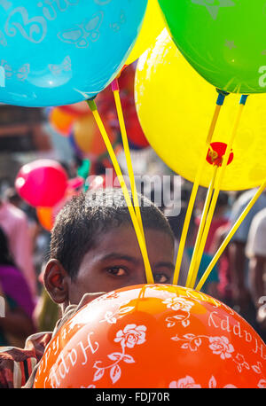 Poor balloon selling boy in India Stock Photo - Alamy