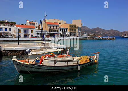 Crete, Agios Nikolaos, city centre, restaurants in the Voulismeni lake ...