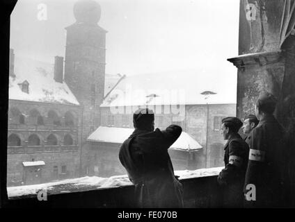 The Nazi propaganda picture shows workers of the Todt Organisation ...