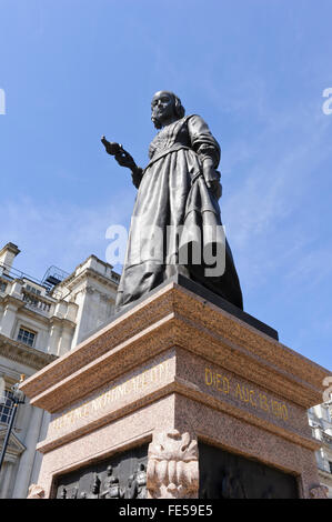 Florence Nightingale holding an oil lamp statue, London, United Kingdom ...