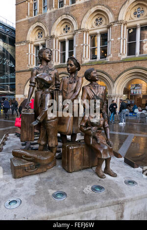 'Children of the Kindertransport' Statue, Hope Square, Liverpool Street ...