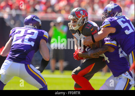Tampa Bay Buccaneers inside linebacker Devin White (45) sets himself ...