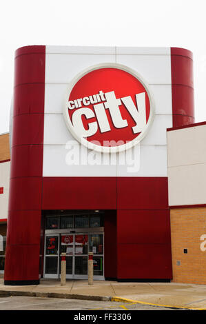 Exterior of Circuit City electronics retail store with cars in parking ...