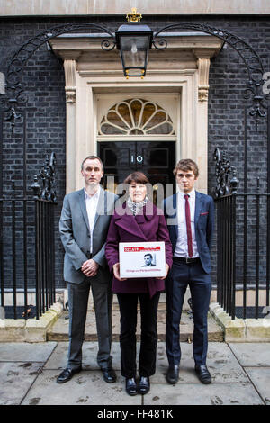 The family of WWII codebreaker Alan Turing deliver Change.org petition ...