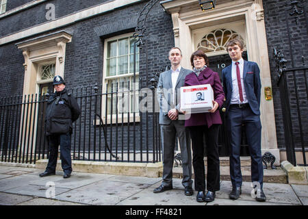 The family of WWII codebreaker Alan Turing deliver Change.org petition ...