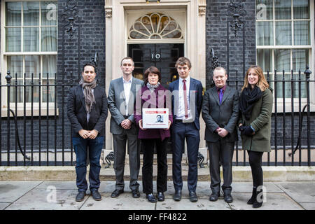 The family of WWII codebreaker Alan Turing deliver Change.org petition ...