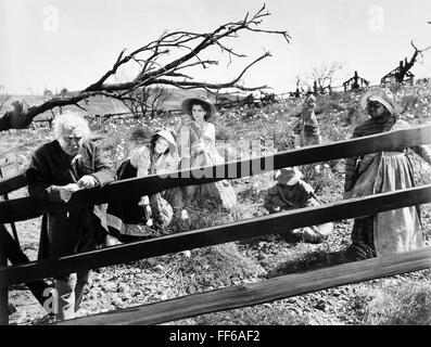 GONE WITH THE WIND, (from left): Hattie McDaniel, Clark Gable, 1939 Stock Photo - Alamy