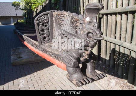 Maori carving, Te Puia Maori arts and crafts Institute, wood carving ...